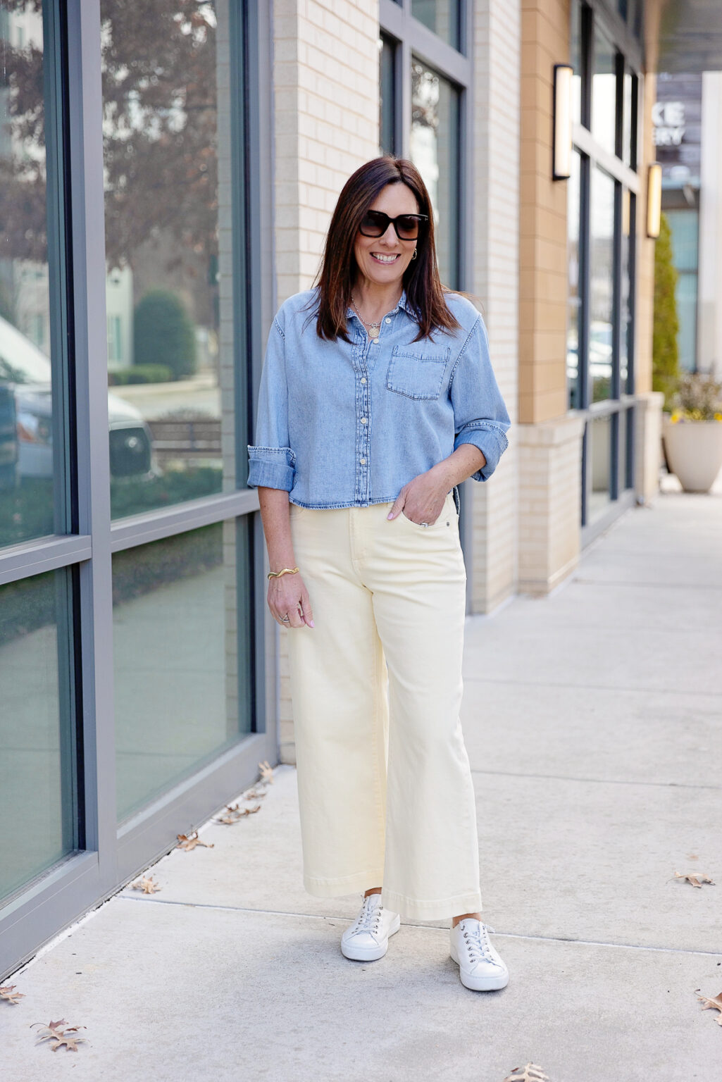 What to Wear with Wide-Leg Jeans This Summer: Outfit Ideas & Styling ...