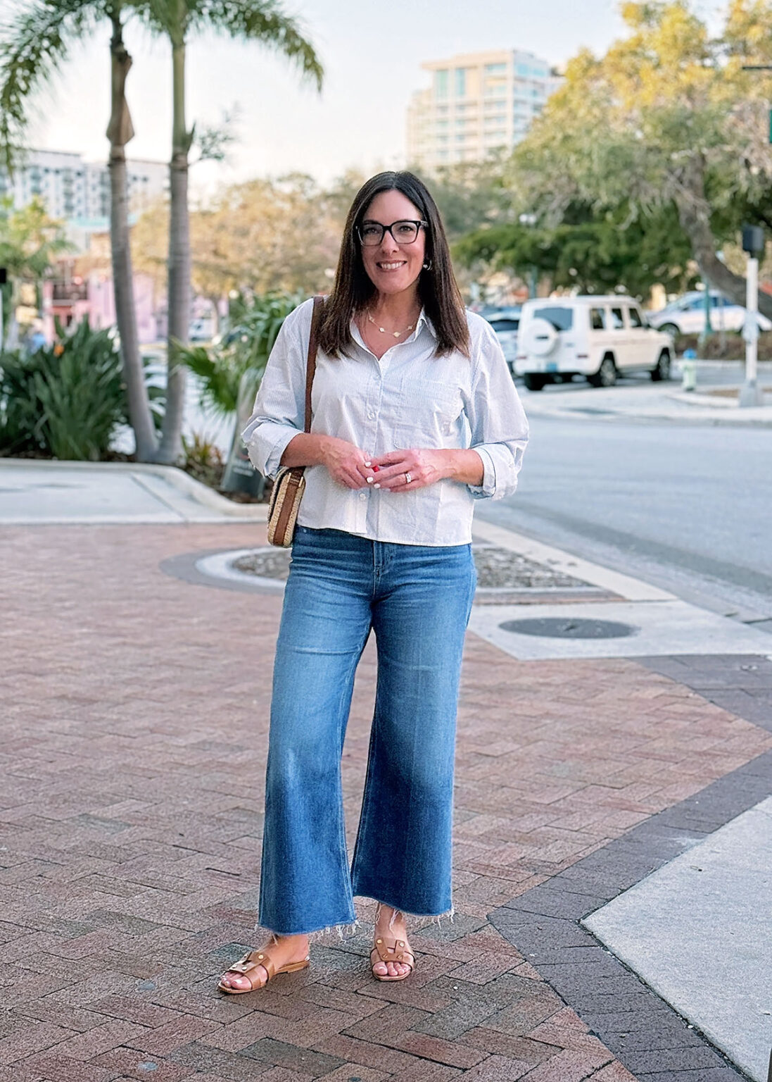 What to Wear with Wide-Leg Jeans This Summer: Outfit Ideas & Styling ...