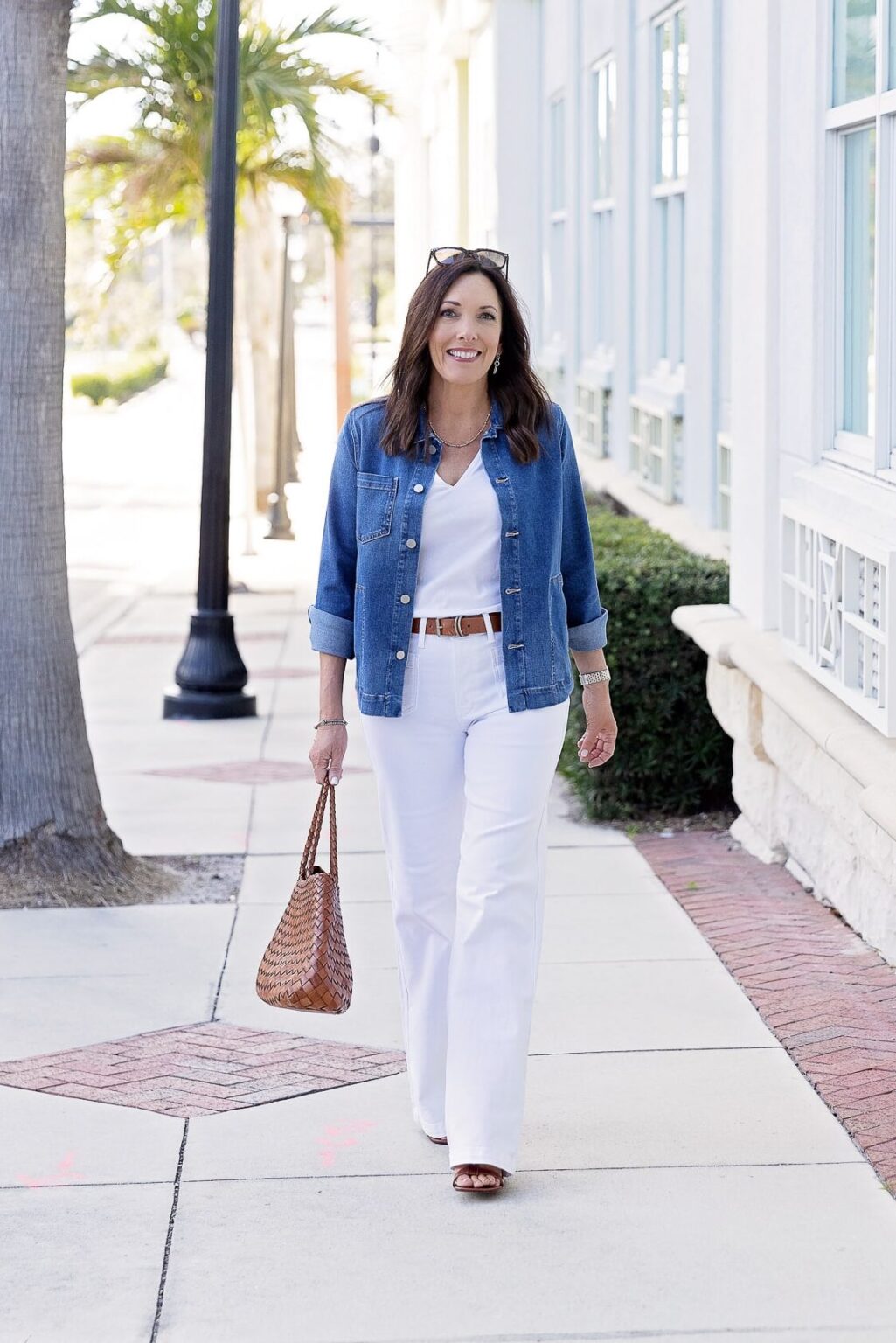 What to Wear with Wide-Leg Jeans This Summer: Outfit Ideas & Styling ...